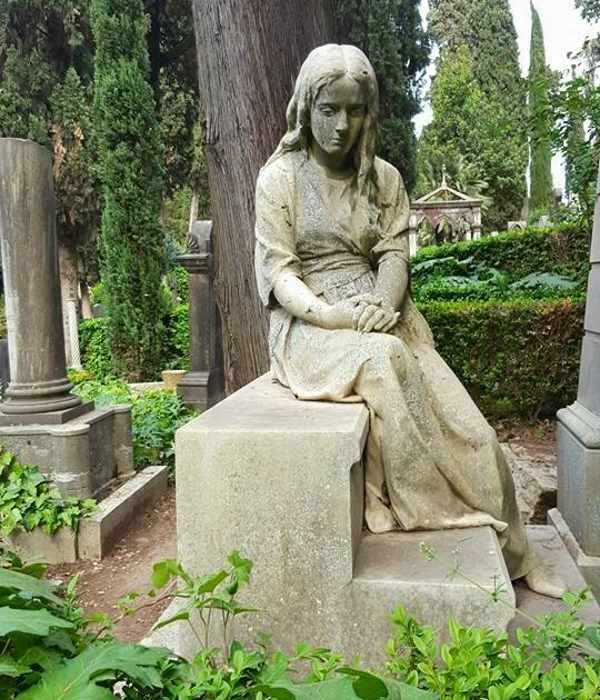Il Cimitero degli Inglesi con le sue tombe artistiche e monumentali fa ...